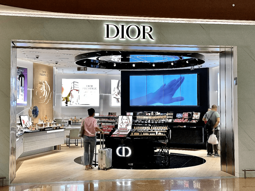什么值得买？花花带你探秘天府国际机场15个国际大牌门店 _Dior