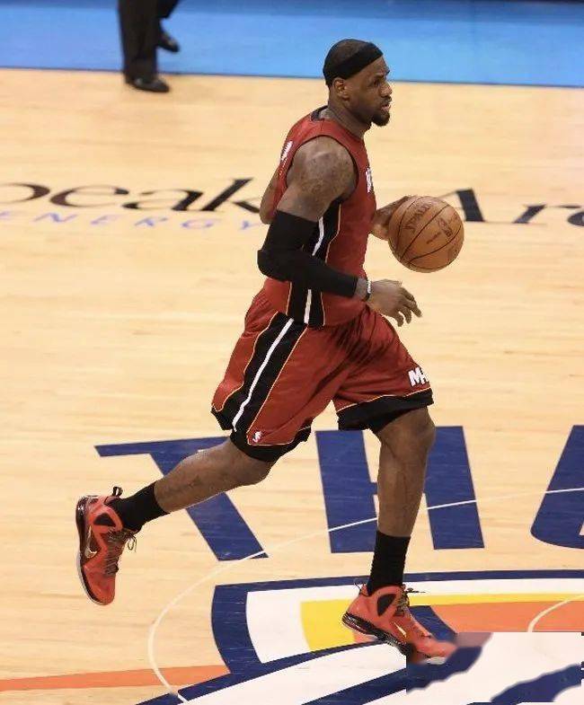 LBJ9复刻曝光：冠军战靴回归!_配置