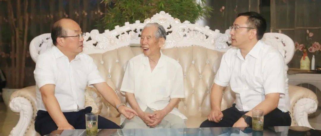 吴强看望正厅级老同志_毕节