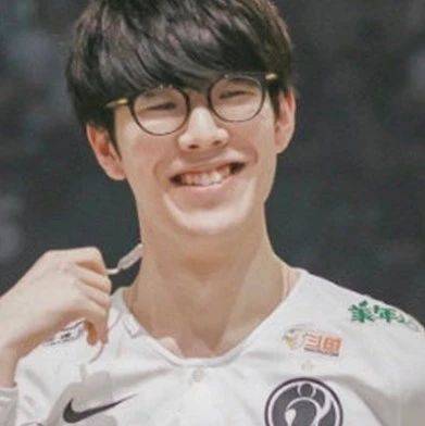 lwx也是theshy的迷弟？特地看他开播玩游戏、弹钢琴、写小作文_直播