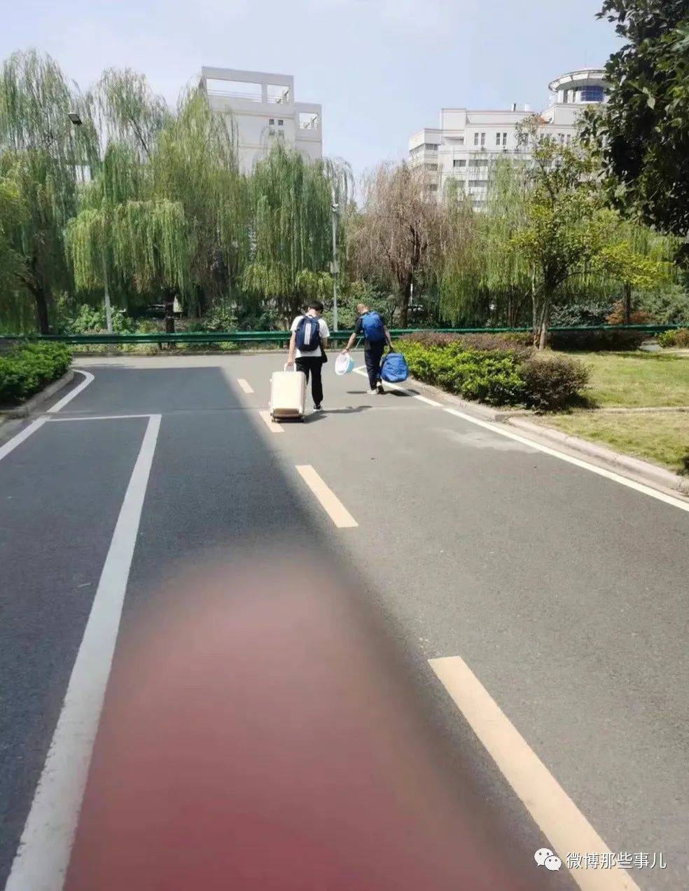 大一新生偷拍女生裙底被当场抓住,第一天就喜提银手铐,第二天就回家了! 胡某