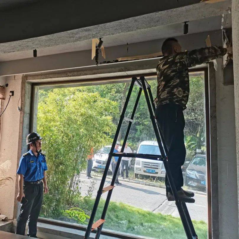 【我为群众办实事】小区私建车库存隐患，城管依法拆除获支持违章