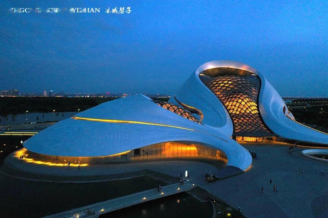 哈尔滨大剧院，耸立在松花江畔的艺术“雪山”_建筑造型