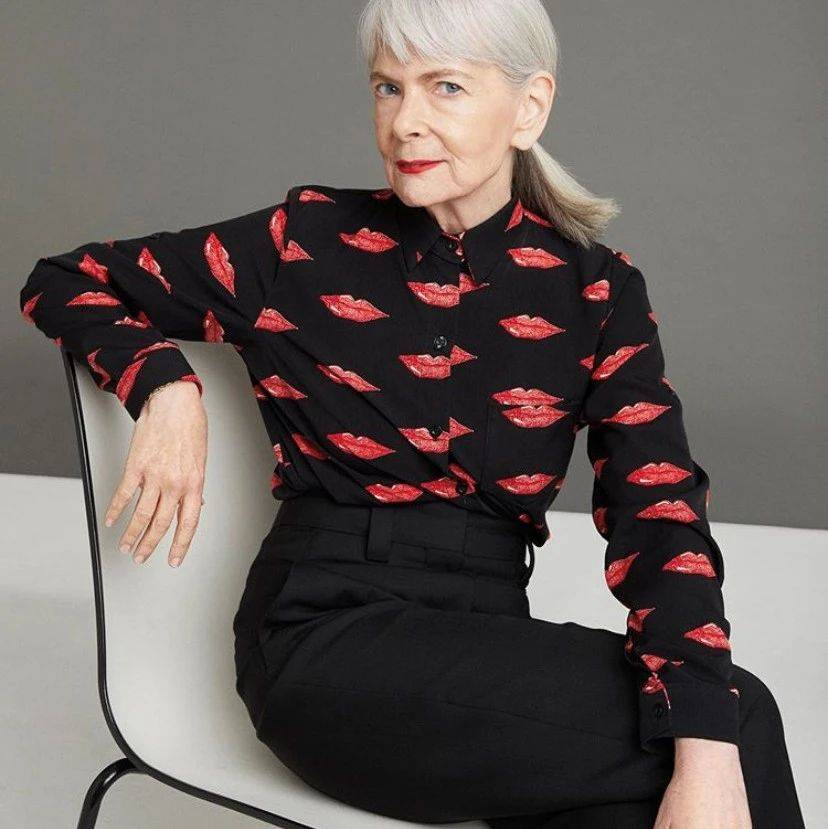 从大学教授到时尚ICON，她用银发飞扬展示个性，诠释不老魅力_Lyn_带着_方式铺