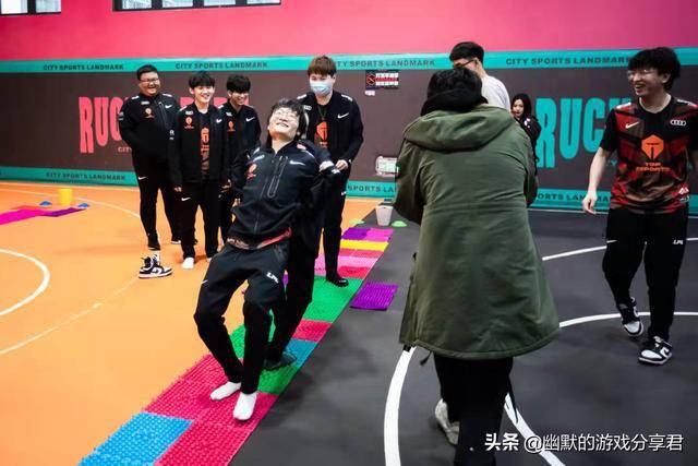 突发事件！LPL选手运动会Zwuji不慎摔倒！手术康复需要3个月_活动_进行了_Bin