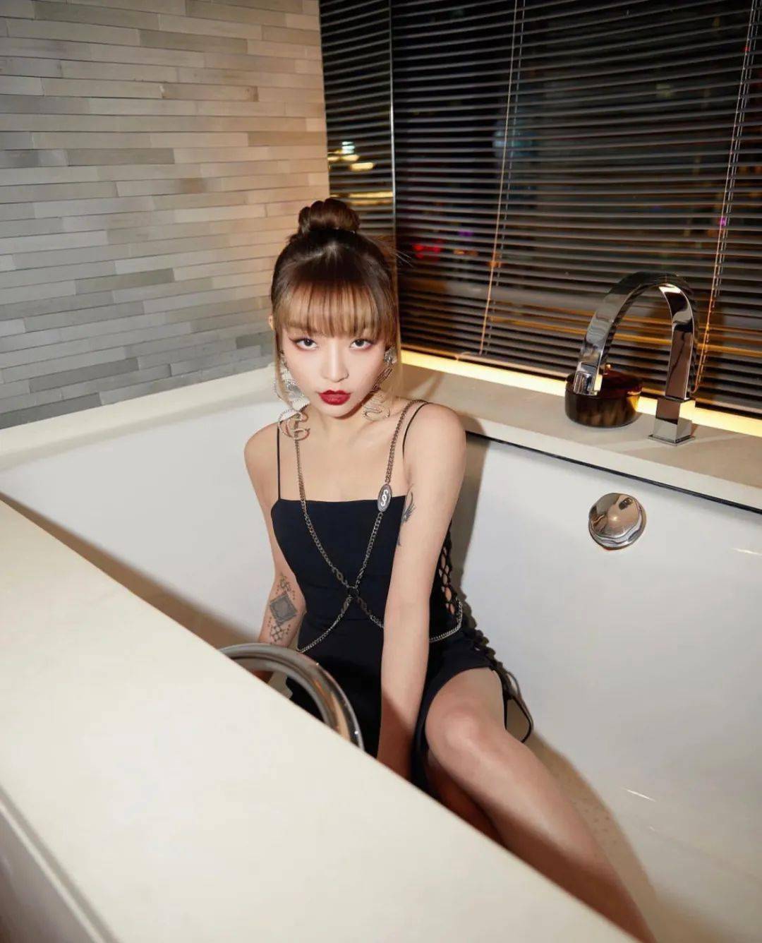 VaVa "私密纹身" 有什么内涵！？浴缸大秀释放狂野性感风！网友：这还是 VaVa 吗？_Vava_Rapper_展现
