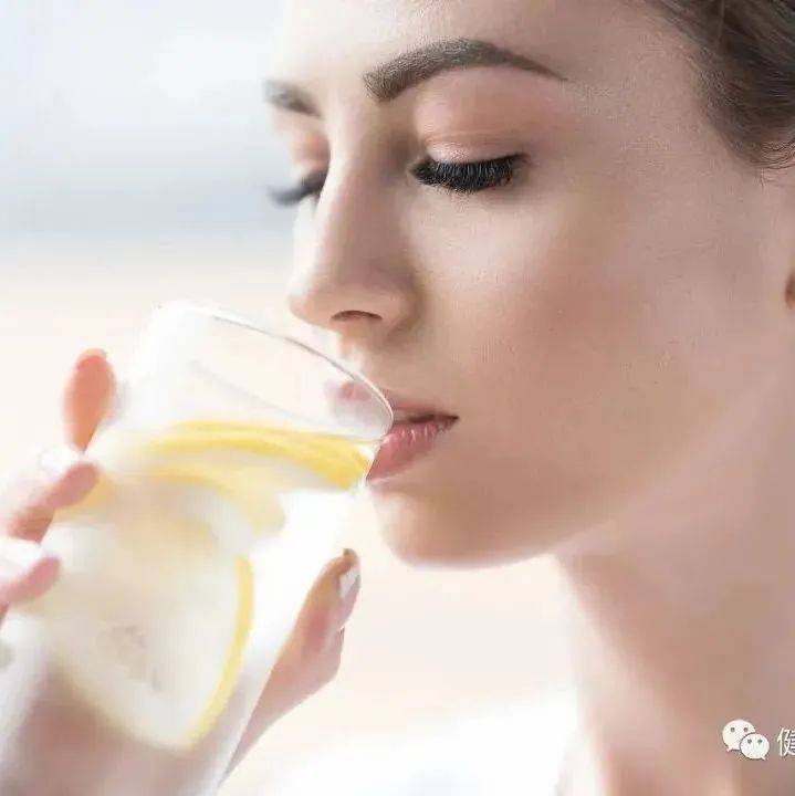 早上喝淡盐水,排毒通便?一篇文章告诉你早上第一杯水喝什么更好蜂蜜水时候水分