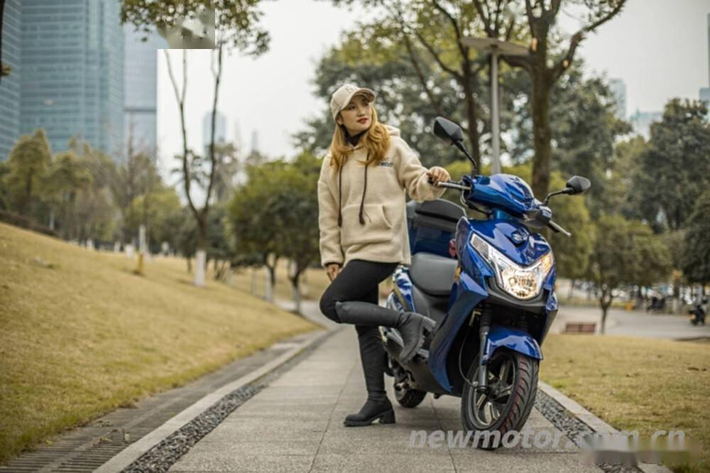 外观更趋于年轻、操控更轻巧灵活的都市踏板 铃木UE125动态测评_搜狐汽车_搜狐网