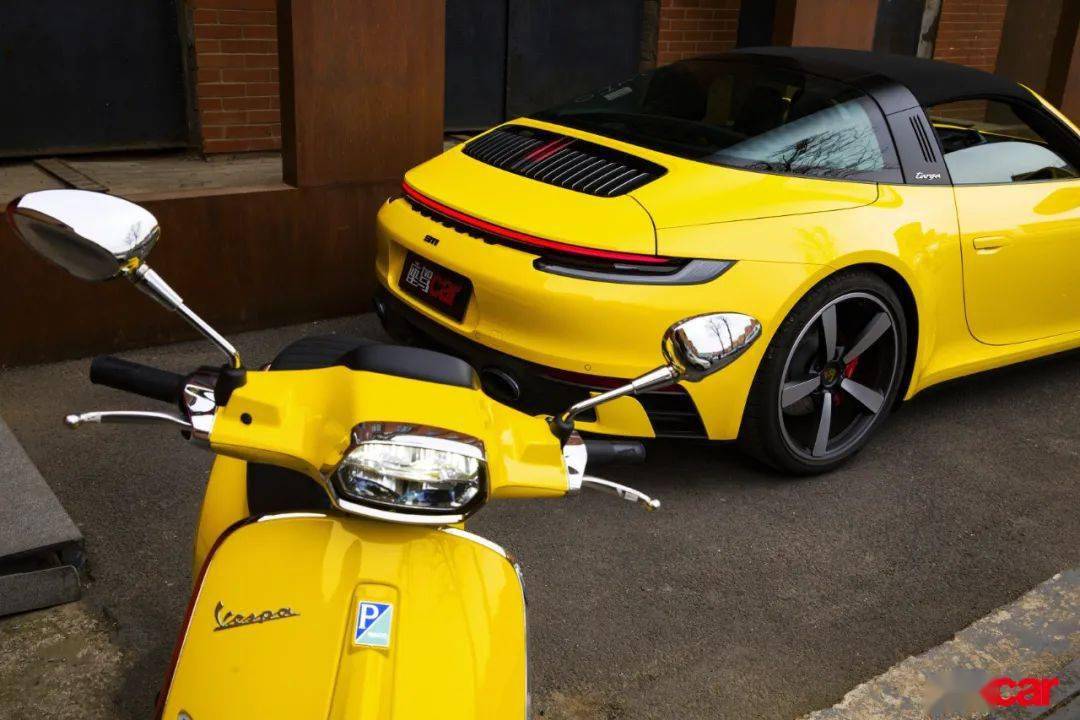 当保时捷911 Targa遇上Vespa Sprint S150 | CAR FUTURE_搜狐汽车_搜狐网