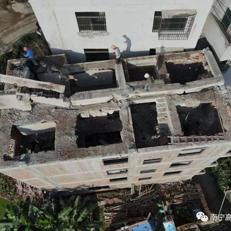 高新区对擅自占用村集体土地建房的违建行为实施强制降层拆除违法建设明华村