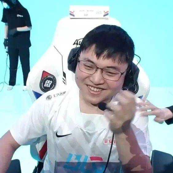 Uzi生死战不敢说话，Crisp指挥感动观众！BLG背后故事让粉丝泪目_比赛_团队_战队