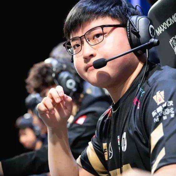 BLG季后赛会启用Uzi吗？经典“双刃剑”骑虎难下！_Doggo_选手_问题