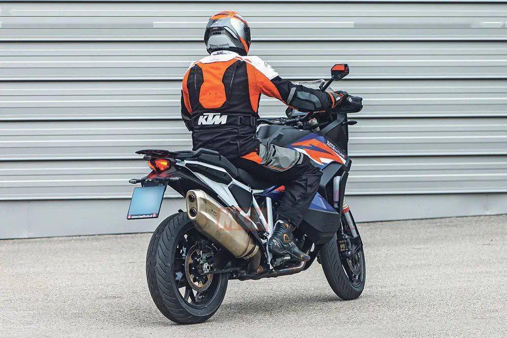 KTM 1290ADV R谍照曝光：前后17寸轮毂偏向公路性能_搜狐汽车_搜狐网
