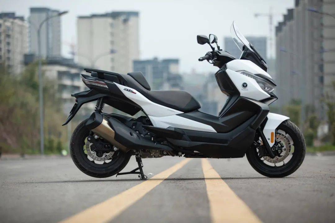 无极SR4 Max｜宝马C400 GT｜光阳赛艇S 350横评（下）：出道即巅峰？_搜狐汽车_搜狐网