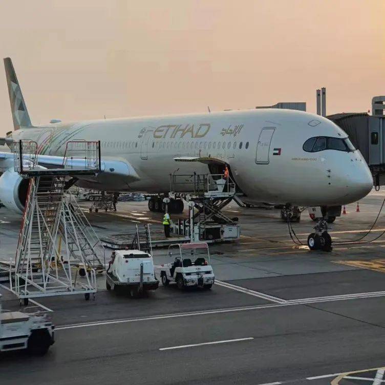 阿联酋阿提哈德航空公司首架空客A350-1000首飞成功_迪拜_活动_视频