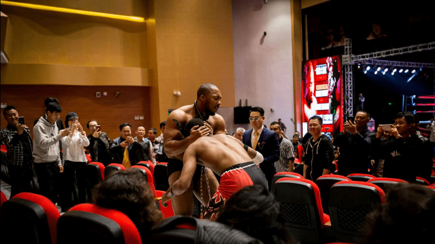 MKW高光时刻：你能够想象在MKW现场秀你可以如此近距离的接触到职业摔角吗？不论你在前排还是后排，赛后一定会心满意足离开的！_前排_后排_职业