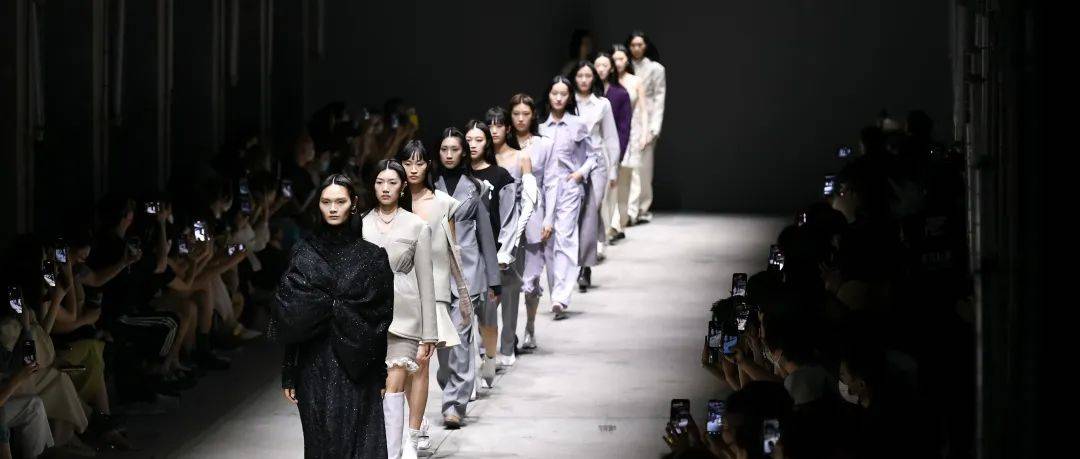 A/W2022深圳时装周｜Day6：解读摩登新世代，诠释锋芒自在人生_设计_衣燃_真丝