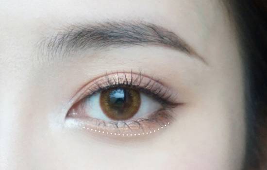 眼妆这样画超美!单色人鱼姬眼影画法教程下眼睑范围棕色