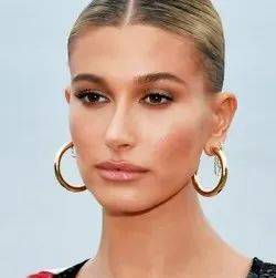 Hailey Bieber 登上法国版《VOGUE》封面！_橄榄绿_海莉_白是