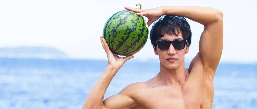 日本的这家筋肉猛男素材网站真是看呆众网友!世间 油”物不过如此吧!!!那一群网络男子