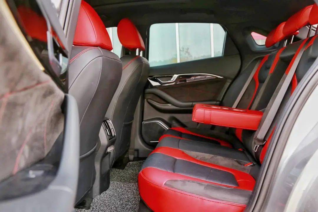 试驾奔腾B70S:轿跑造型很帅气，2.0T+6AT动力够足_搜狐汽车_搜狐网
