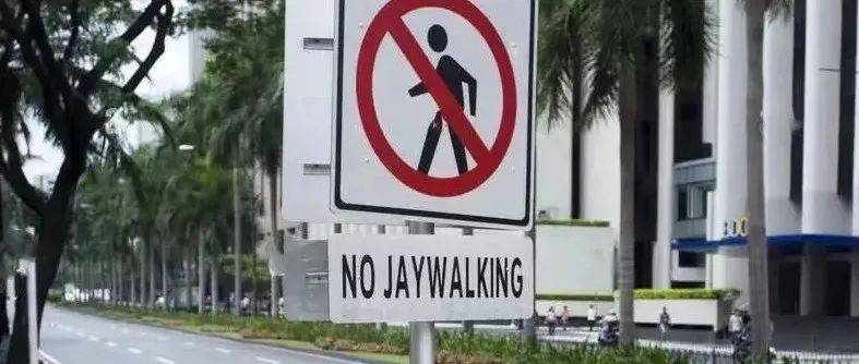 美国路牌上的“No Jaywalking”啥意思？不让周杰伦走路？_person_the_hasn't