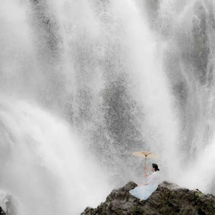 康养水城 | 滴水岩瀑布_文旅_官方_魏士淇