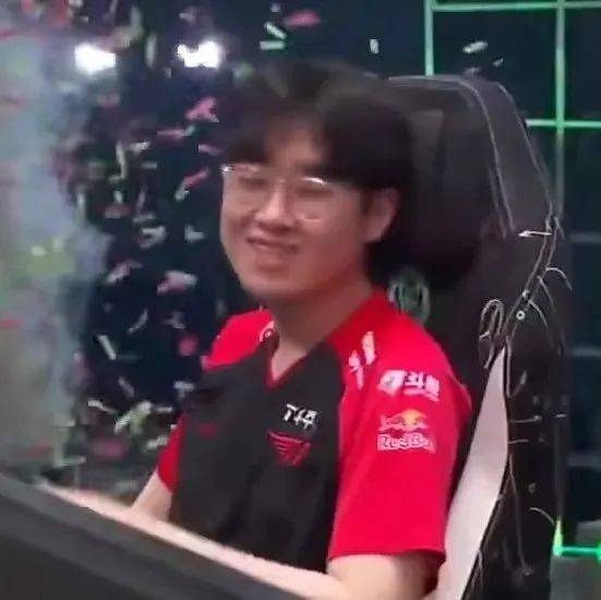 MSI决赛上演尴尬一幕！RNG夺冠，T1沐浴金色的雨，奖杯成为了摆设_观众_比赛_赛区