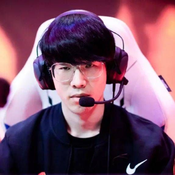 泪目！输给RNG后，Theshy一夜没睡！通宵排位13小时，狂练版本英雄_theshy_战绩_上单