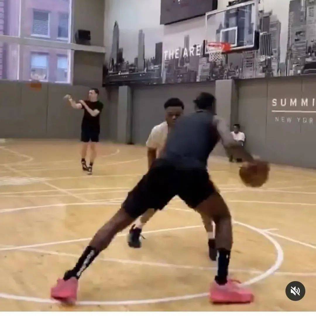 玩家视角：老詹训练照释出，LBJ20疑似曝光？_资讯_路让踏_xdm