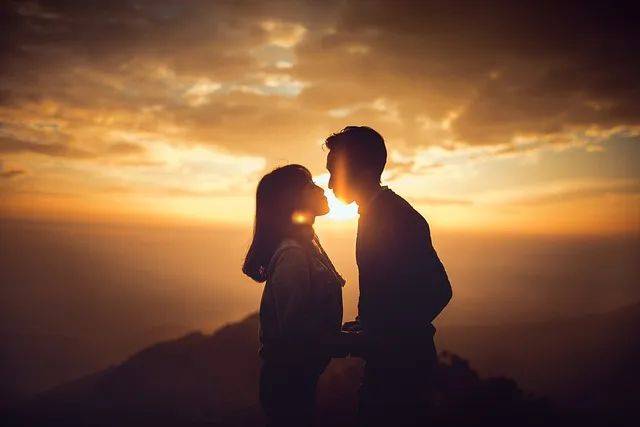 男人动情了，不会称呼你 老婆”，而是会叫这三个 骚称呼”女人丫头什么