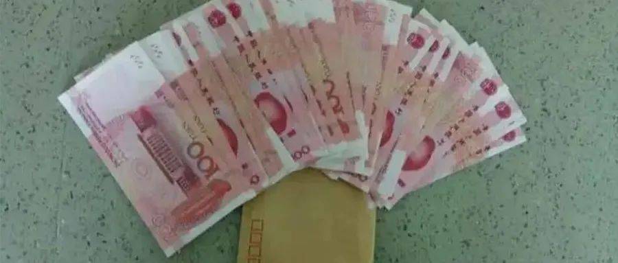 霸州吃炸串捡到一大沓百元钞票！顾客和老板的举动都亮了！_失主_李先生_小青年