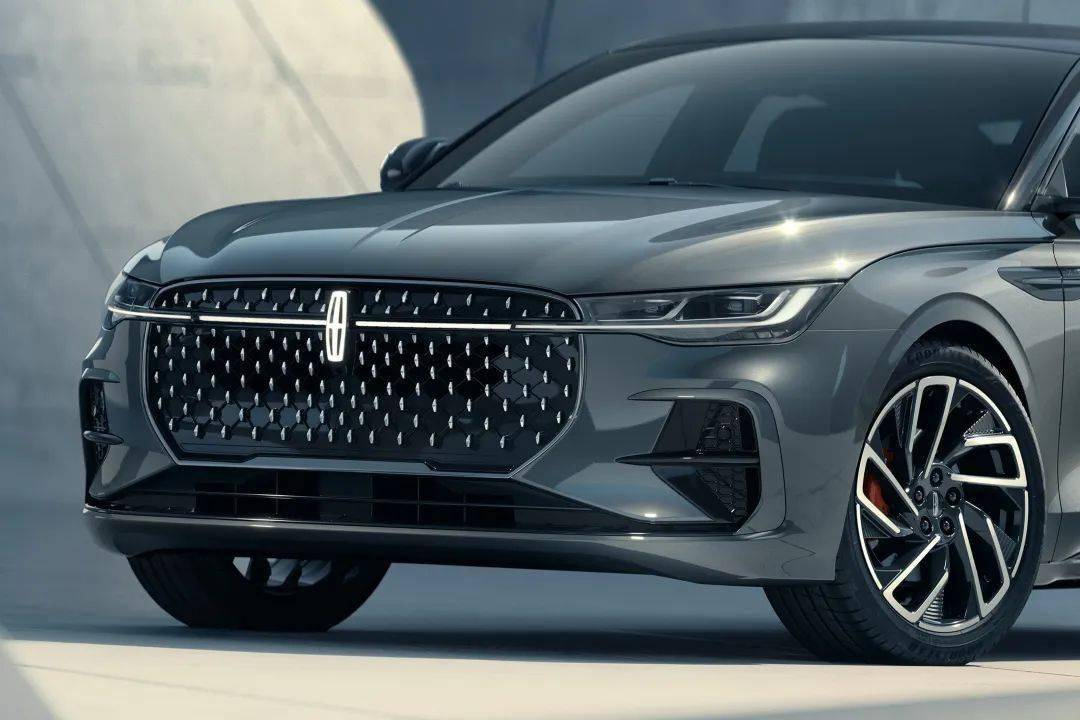 全系2.0T+8AT+27寸4K屏，入门即高配，这台豪车25万就能买！_搜狐汽车_搜狐网