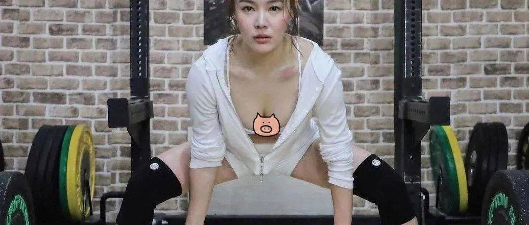 34D辣妹硬拉105公斤，画面过于刺激...._健身_训练_身材