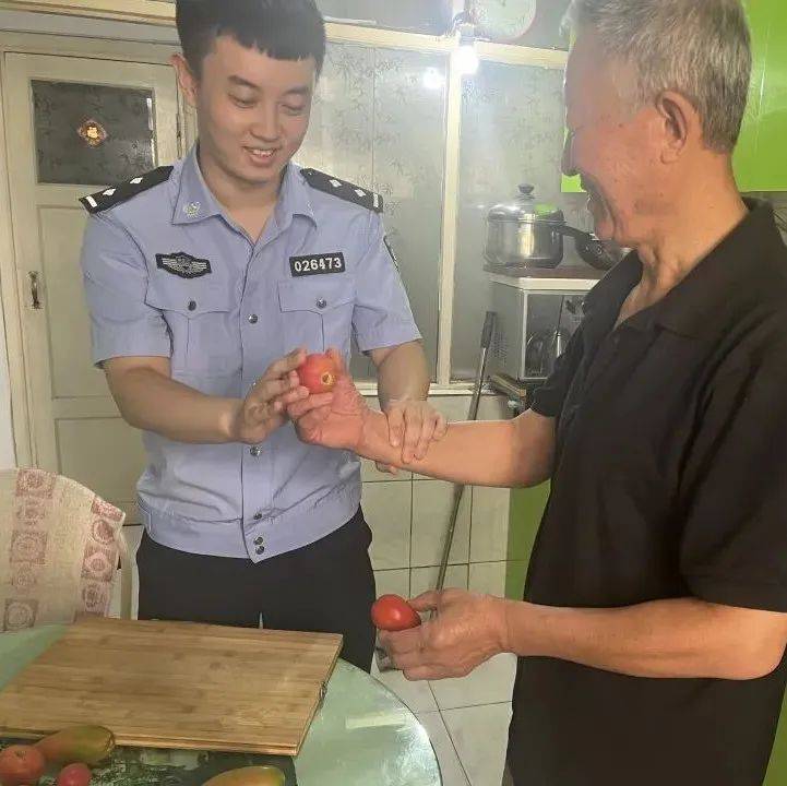 两队一室”专刊(55)】社区民警故事:丹心一片 好“柿”成双 喻博文 张大爷 辖区
