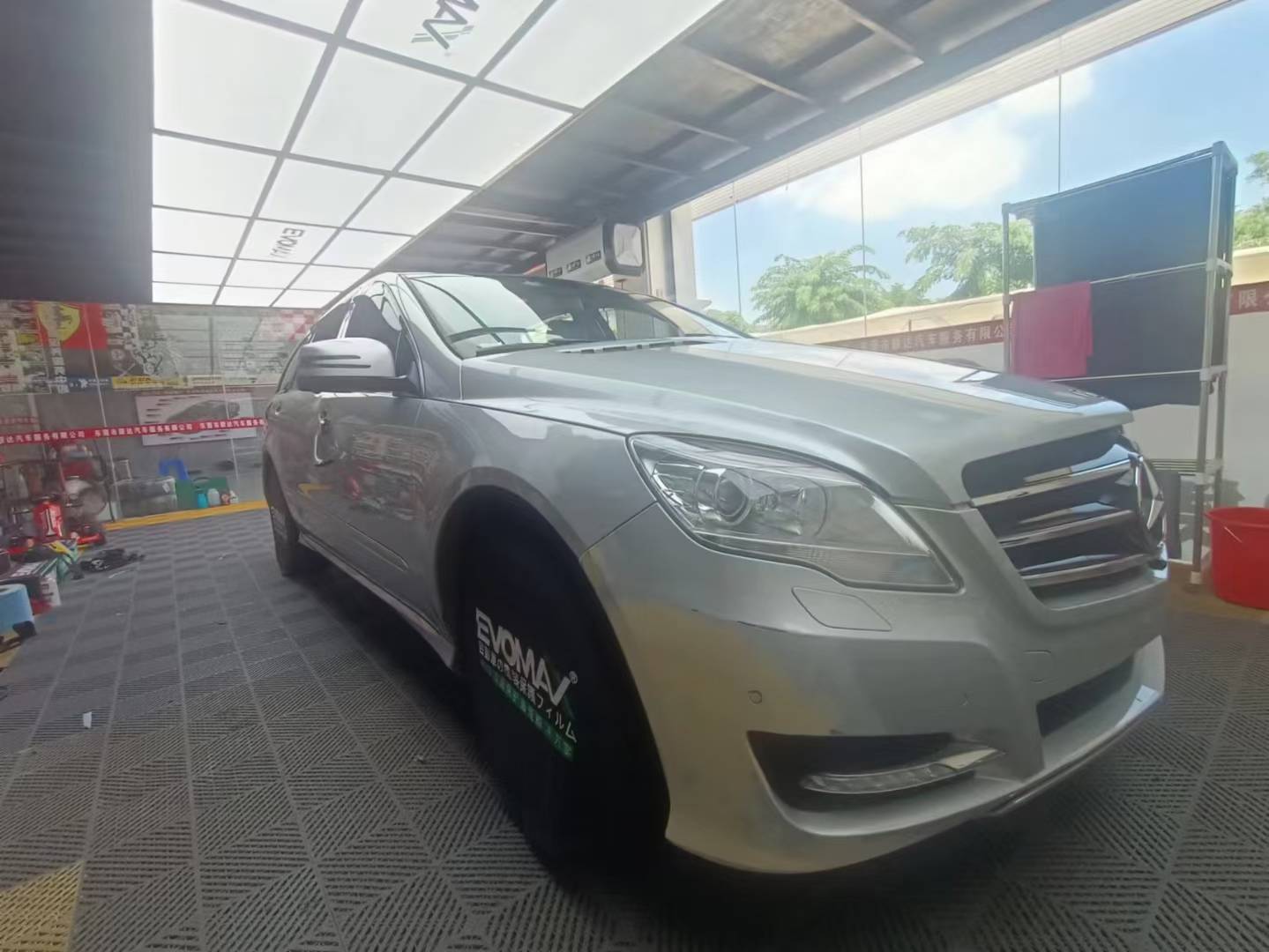 奔驰R300贴膜EVOMAX易玛改色膜上下双拼改色液态金属银和钢琴黑_搜狐汽车_搜狐网