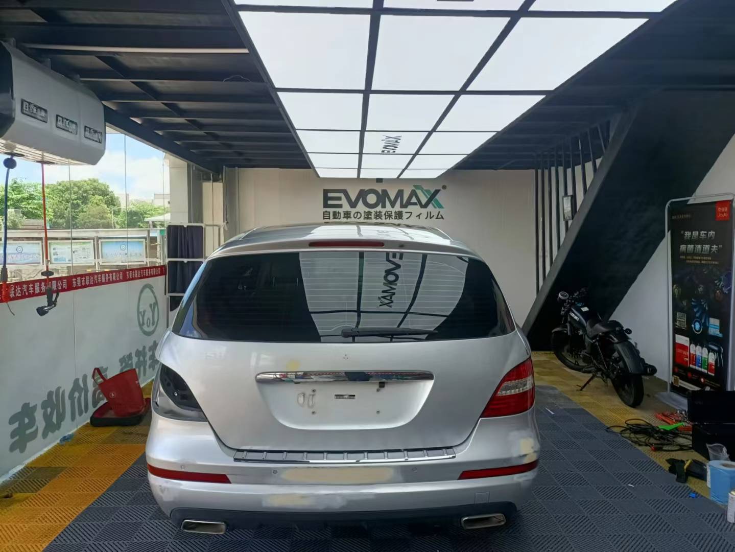 奔驰R300贴膜EVOMAX易玛改色膜上下双拼改色液态金属银和钢琴黑_搜狐汽车_搜狐网