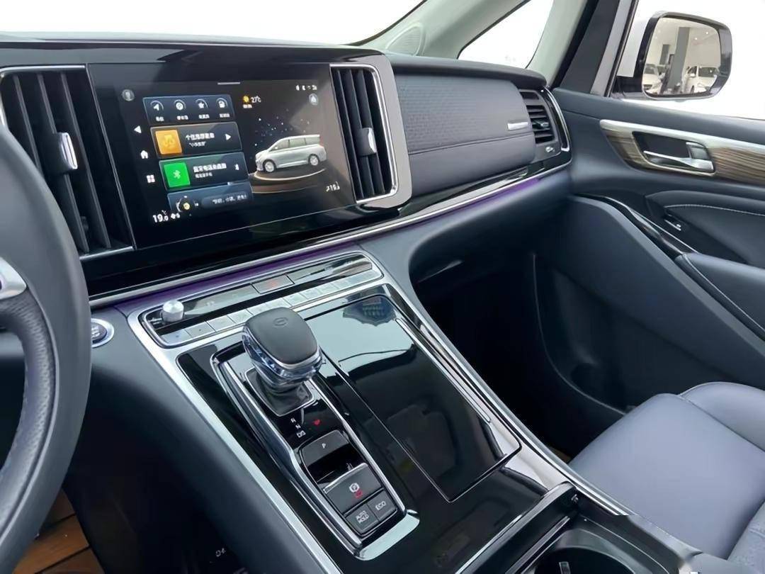 实拍新款传祺M8，2.0T+电动侧滑门，首次与雷克萨斯LM同框，霸气_搜狐汽车_搜狐网