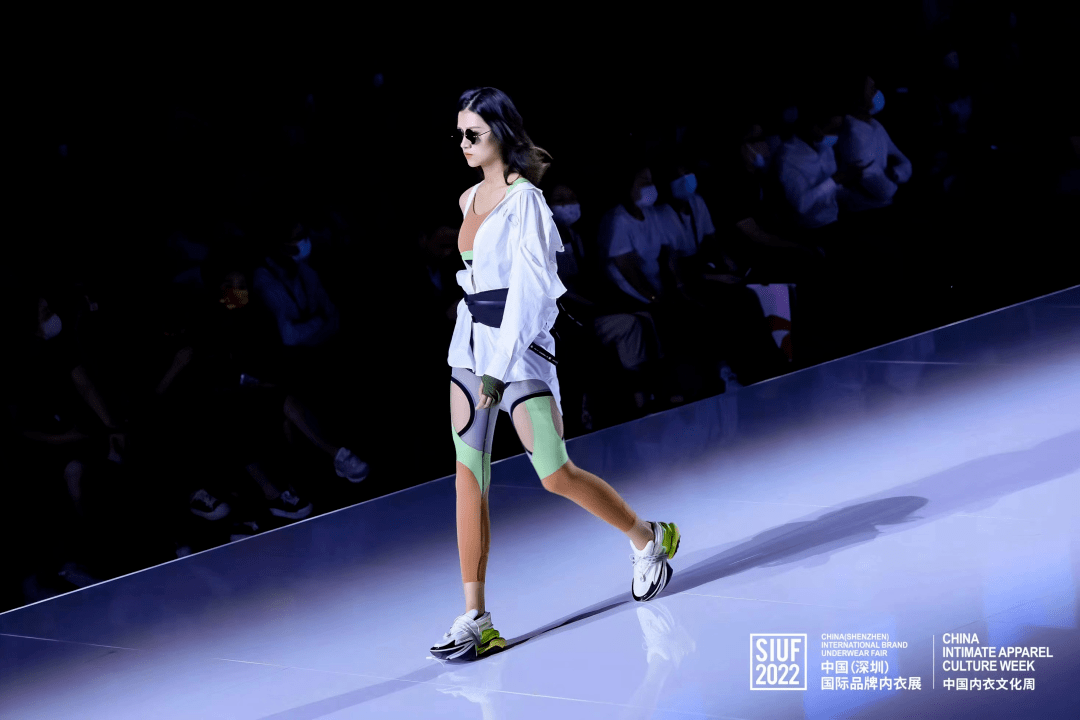 我校服表专业宋佳琪荣获2022第九季SIUF国际超模大赛总决赛十佳超模_我院_时尚_内衣