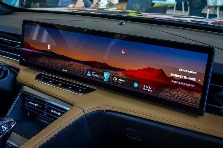 “27英寸4K全景无界滑移屏”拉满新奇感 抢先体验第三代荣威RX5_搜狐汽车_搜狐网