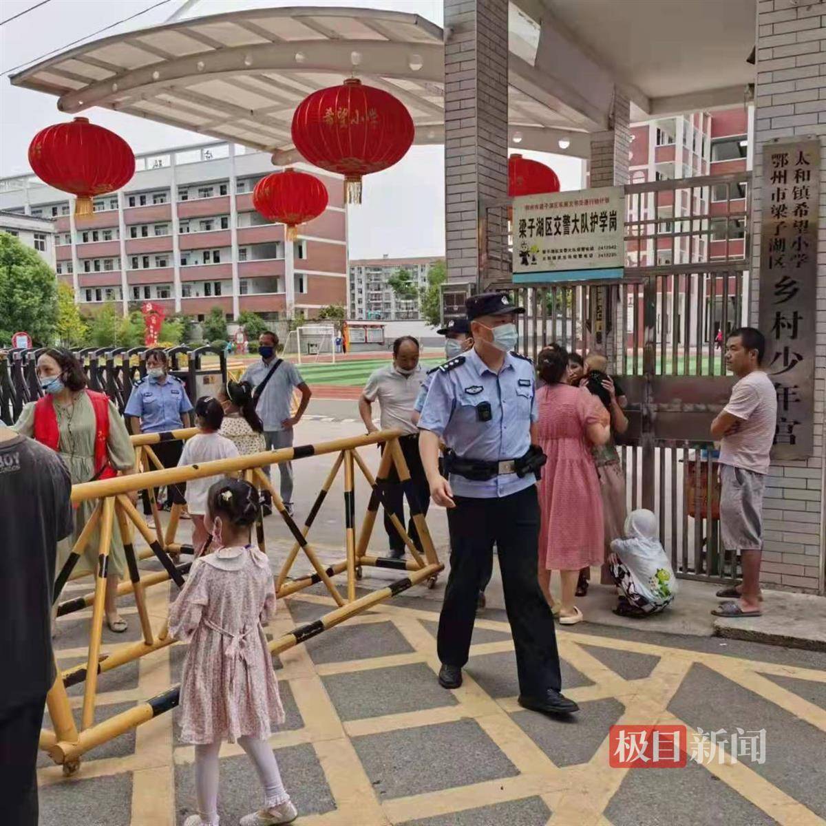 中小学幼儿园正式开学，民警开展“护校安园”安全检查 校园 进行 梁子湖区