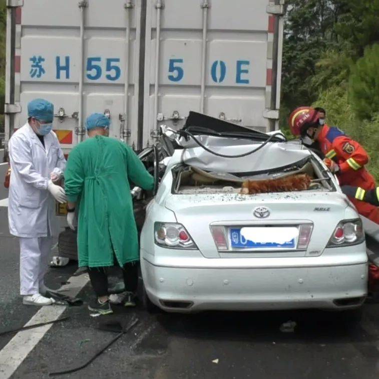 全车尽毁！梅州高速上这起事故太惊心！车上4人..._救援_人员_小车