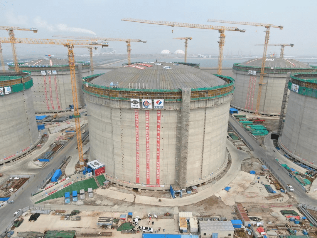 向海谋篇，中国化学十四化建承建的世界最大27万立方米LNG低温储罐在盐城滨海升顶成功_施工_储罐_中国化学