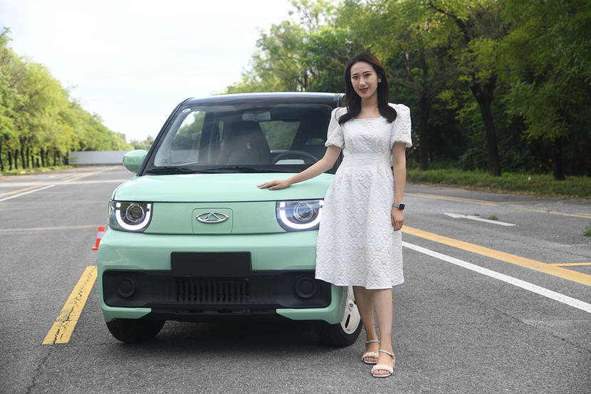 可爱风微型电动车二选一，QQ冰淇淋和宏光MINIEV你站谁？_搜狐汽车_搜狐网