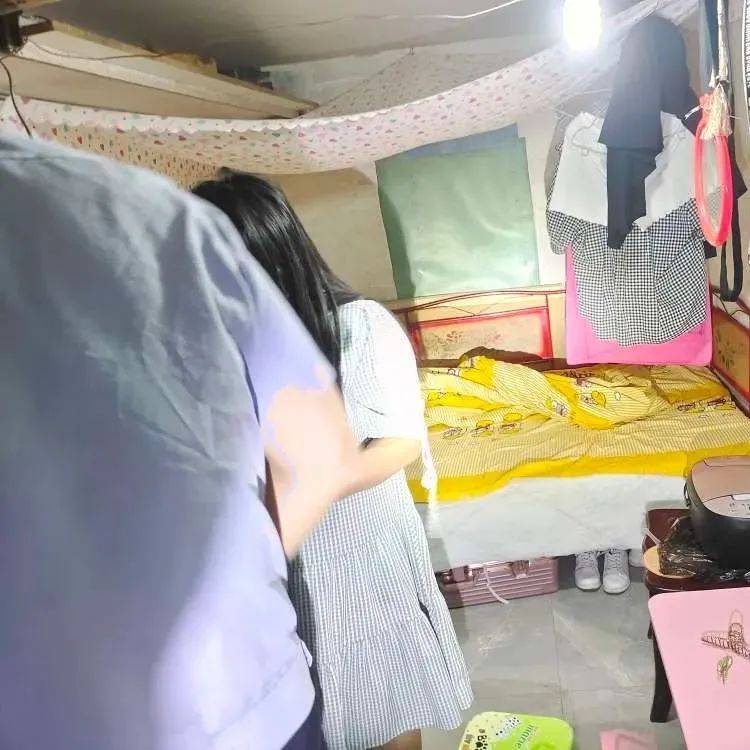 直播间内，温州19岁少女突然拿刀抵腕！_陈泽睿_女子_电话