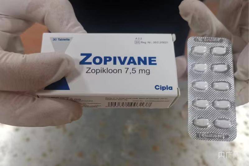 大连周水子机场海关查获国家管制精神药物120片_进行_物品_查验