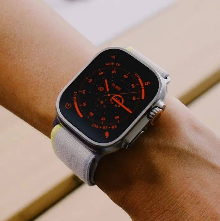 新配色、新亮点：iPhone 14 系列、新款 Apple Watch 快速上手_Pro_暗紫色_方面