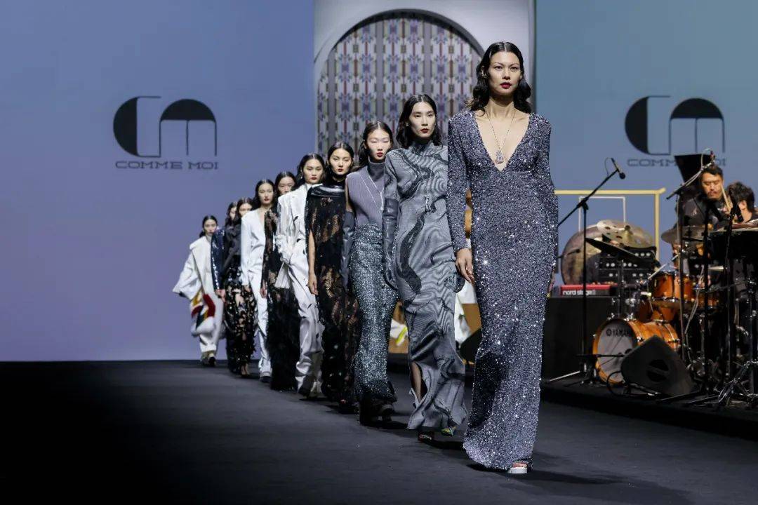 COMME MOI点亮2023春夏上海时装周首束聚光灯_Qeelin_图案_珠宝