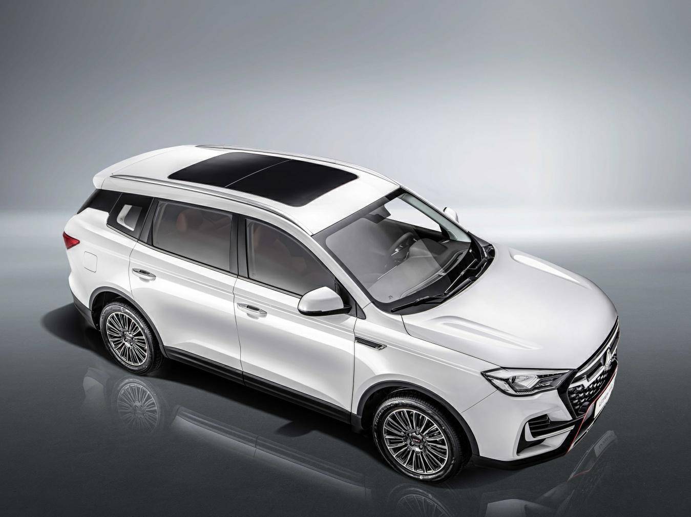 中国重汽U70 PRO：8.98万买7座中型SUV，轴距2米8，入门配置很实用_搜狐汽车_搜狐网