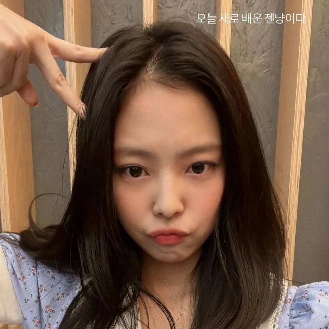 BLACKPINK Jennie，穿着连衣裙的迪士尼公主，萌萌哒的可爱自拍_姿势_魅力_一面
